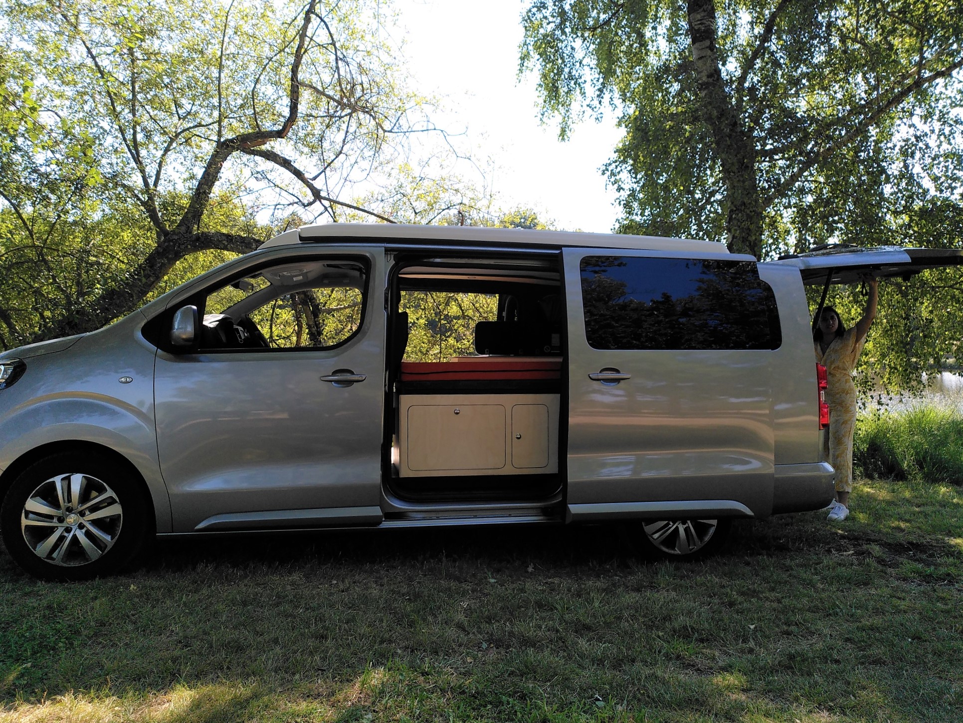 Peugeot Expert long avec toit relevable aménagé sur mesure