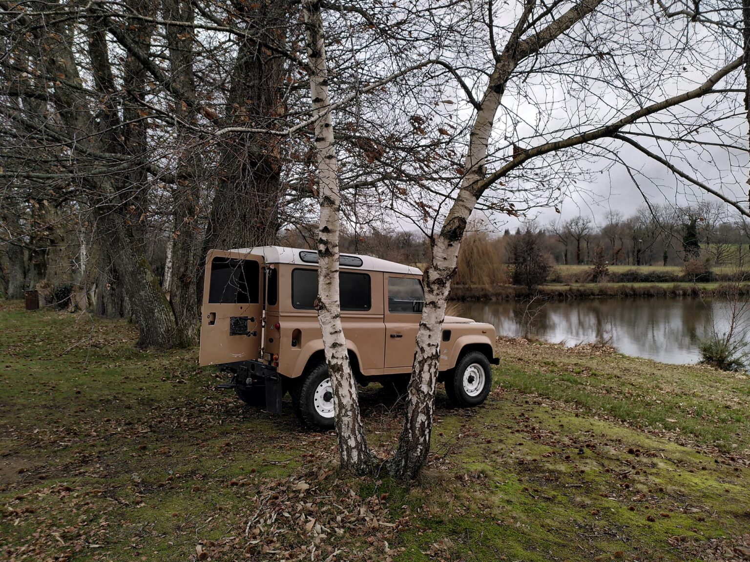 Land Rover Defender transformé en mini-van tout terrain