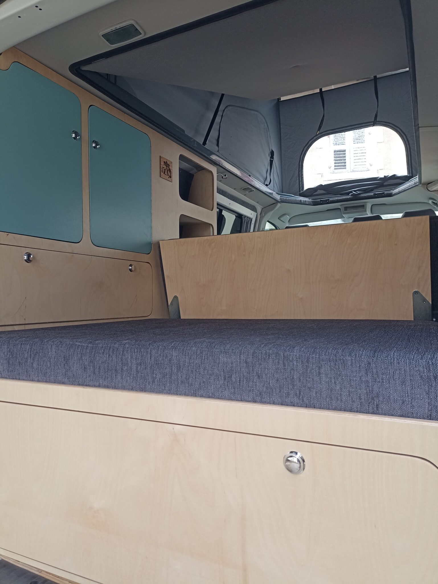Volkswagen T5 - van aménagé pour 4 personnes