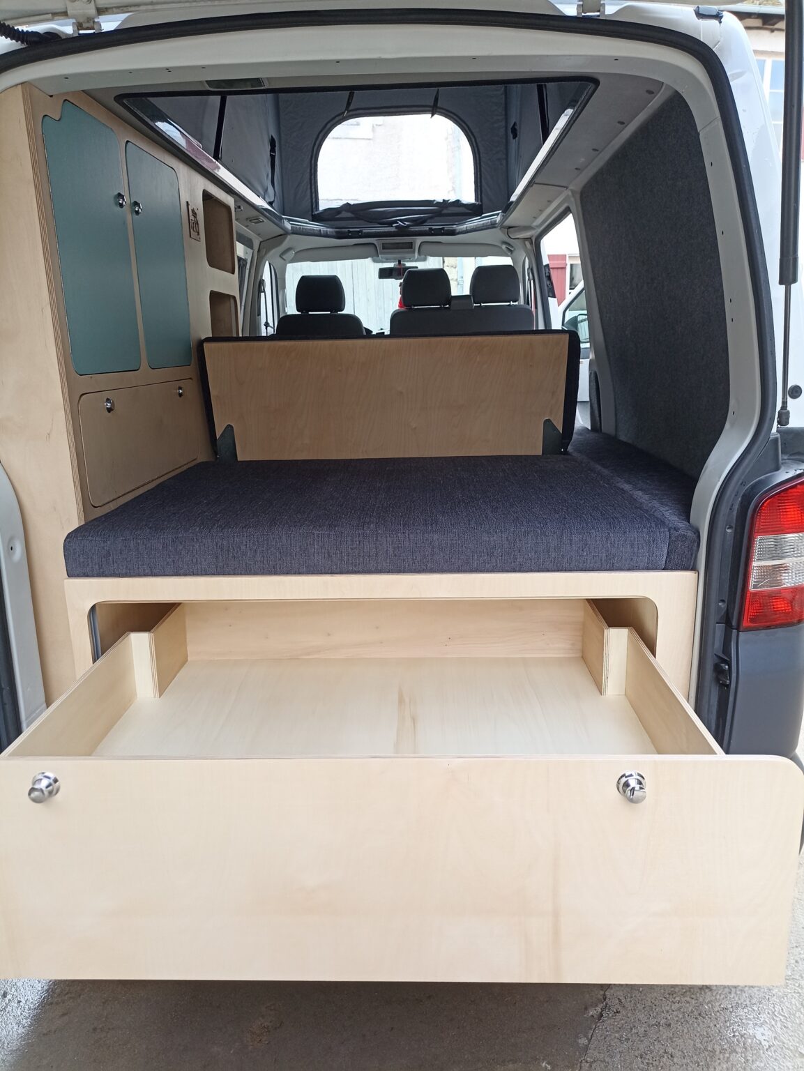 Volkswagen T5 - van aménagé pour 4 personnes
