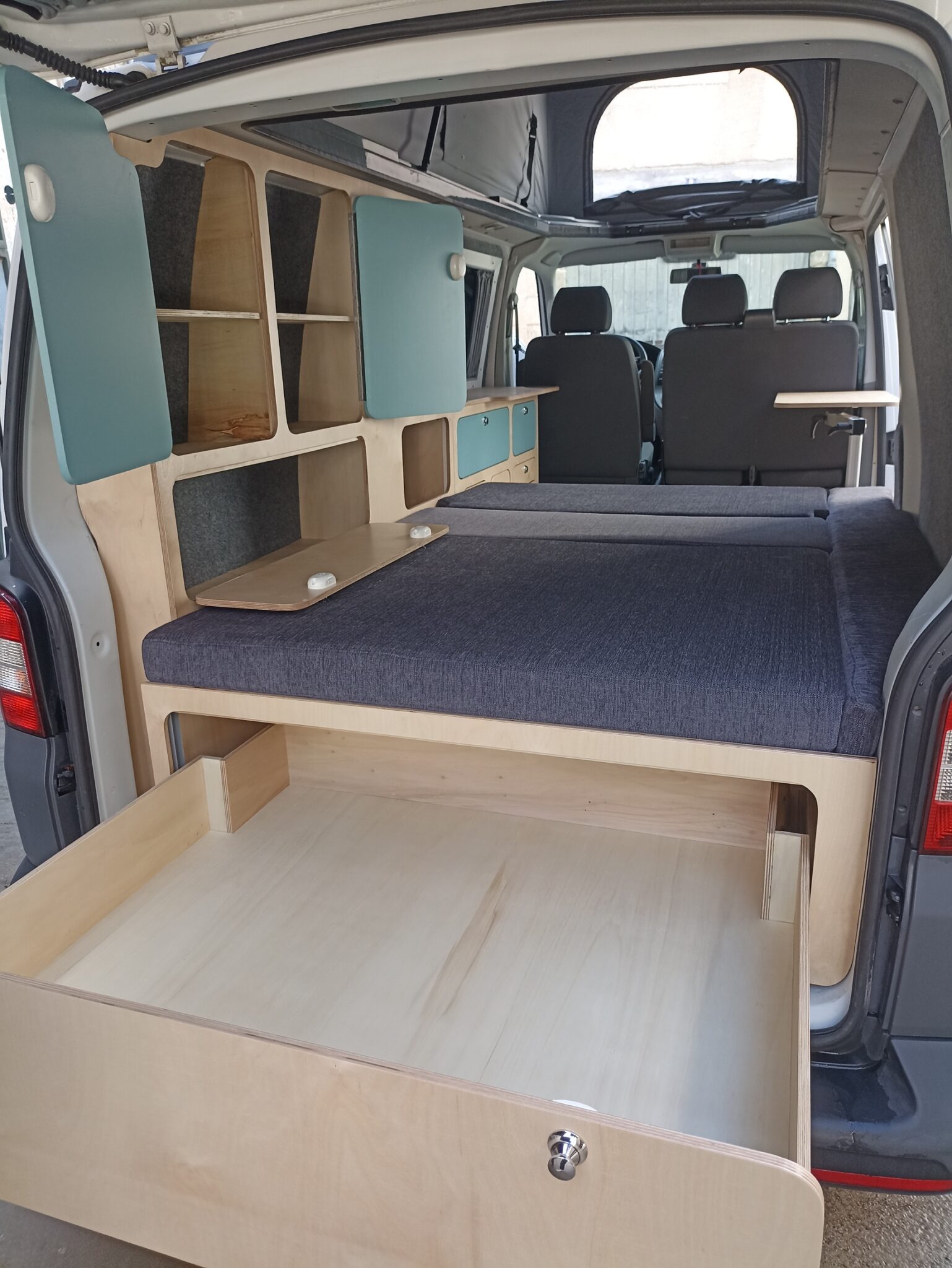 Volkswagen T5 - van aménagé pour 4 personnes